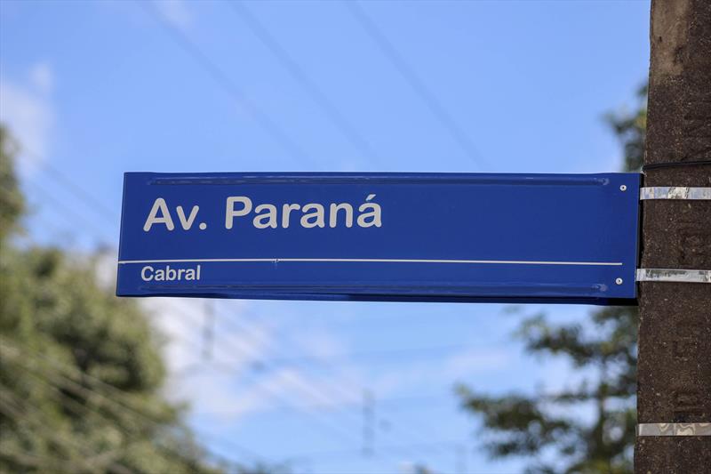 Prefeitura de Curitiba implanta novas placas de rua com letras ...